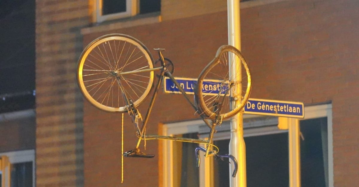 Fiets vliegt door de lucht na aanrijding en blijft hangen aan ...