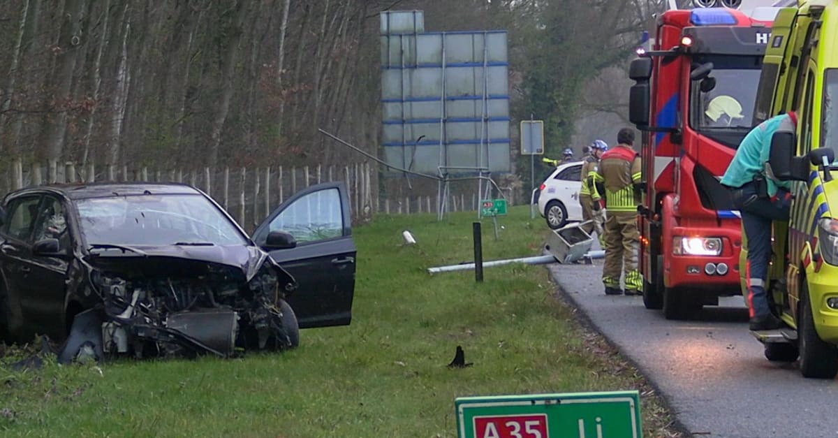 Ravage bij zwaar ongeluk op A35, auto valt bijna van viaduct | Hart van ...