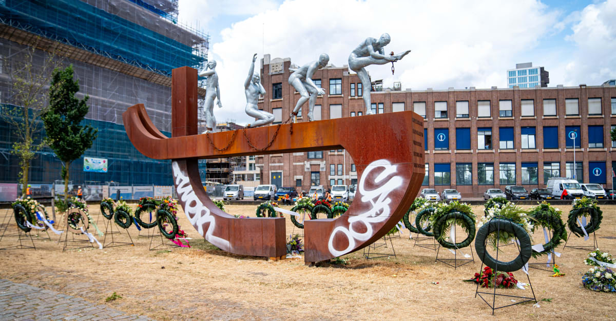 Slavernijmonument in Rotterdam beklad, gemeente neemt maatregelen | Hart van Nederland