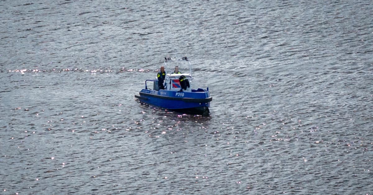 Politie zoekt vermiste inzittende na aanvaring kano en boot in Friese ...