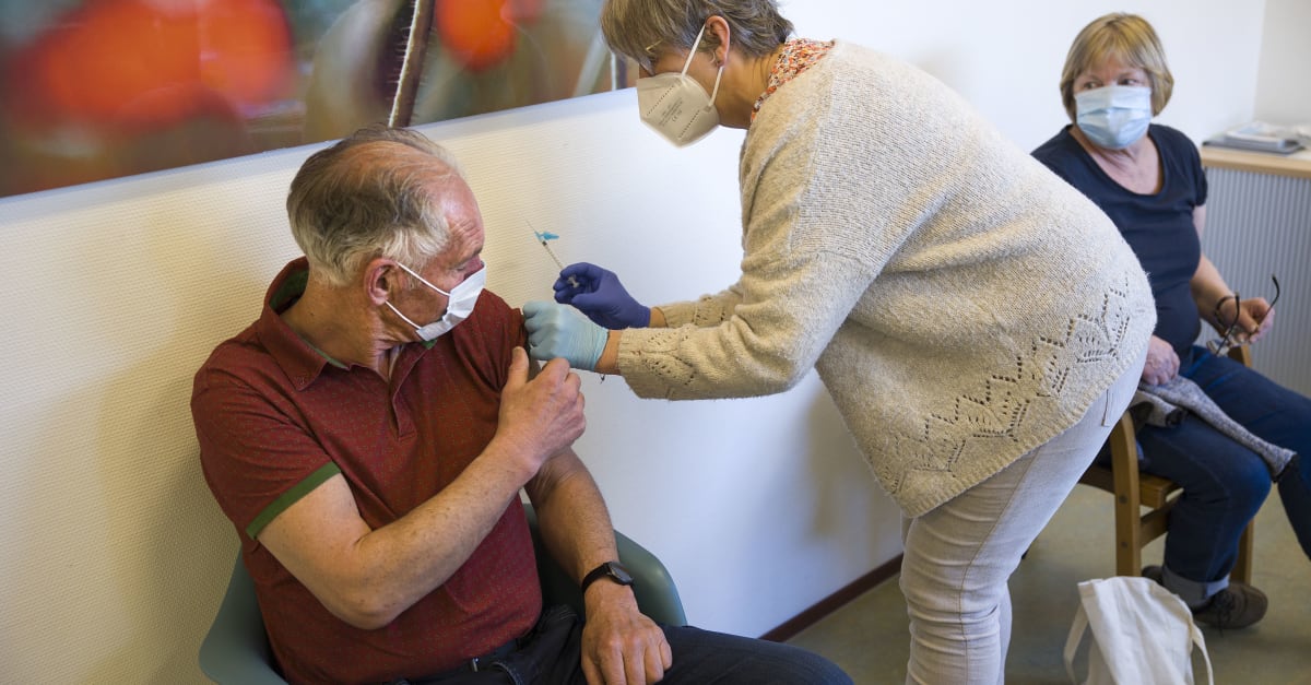 AstraZeneca stopt met productie coronavaccin: moeten gevaccineerden zich zorgen maken? | Hart ...