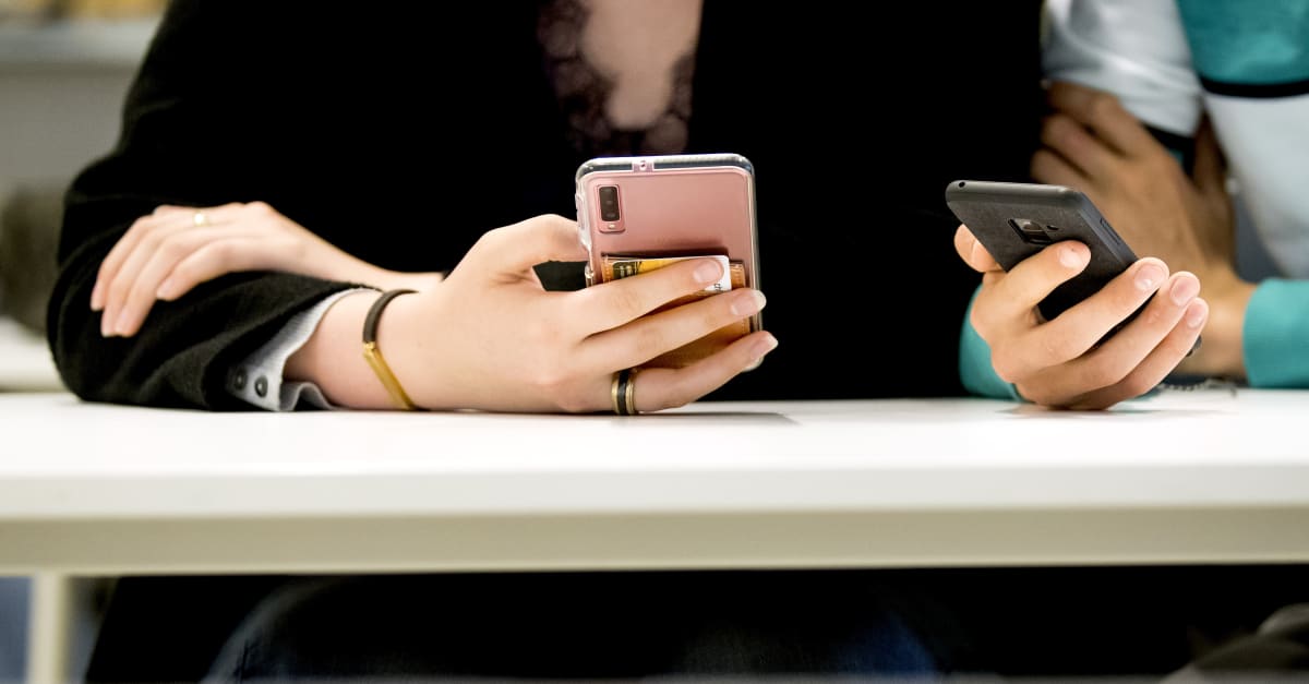 Mobieltjes verboden in de klas op basisscholen en in speciaal onderwijs | Hart van Nederland