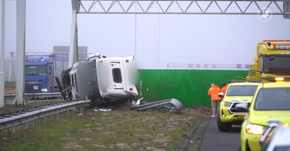 Ongeluk met gekantelde vrachtwagen op A15 veroorzaakt ravage: urenlang vertraging
