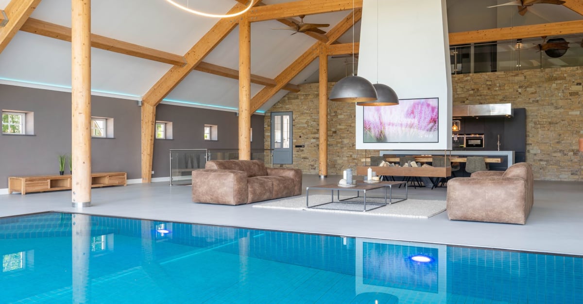 'On-Nederlandse luxe' villa met bioscoop, spa en zwembad staat gewoon in Drenthe | Hart van ...