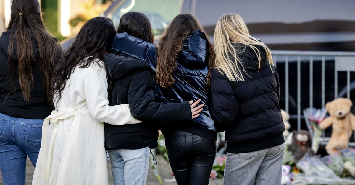 Tranen en steun bij herdenkingsplek voor doodgestoken meisje in Nieuwegein | Hart van Nederland