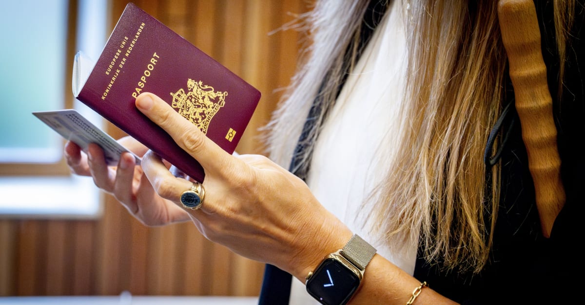 Tienduizenden mensen krijgen brief om nieuw paspoort te controleren ...