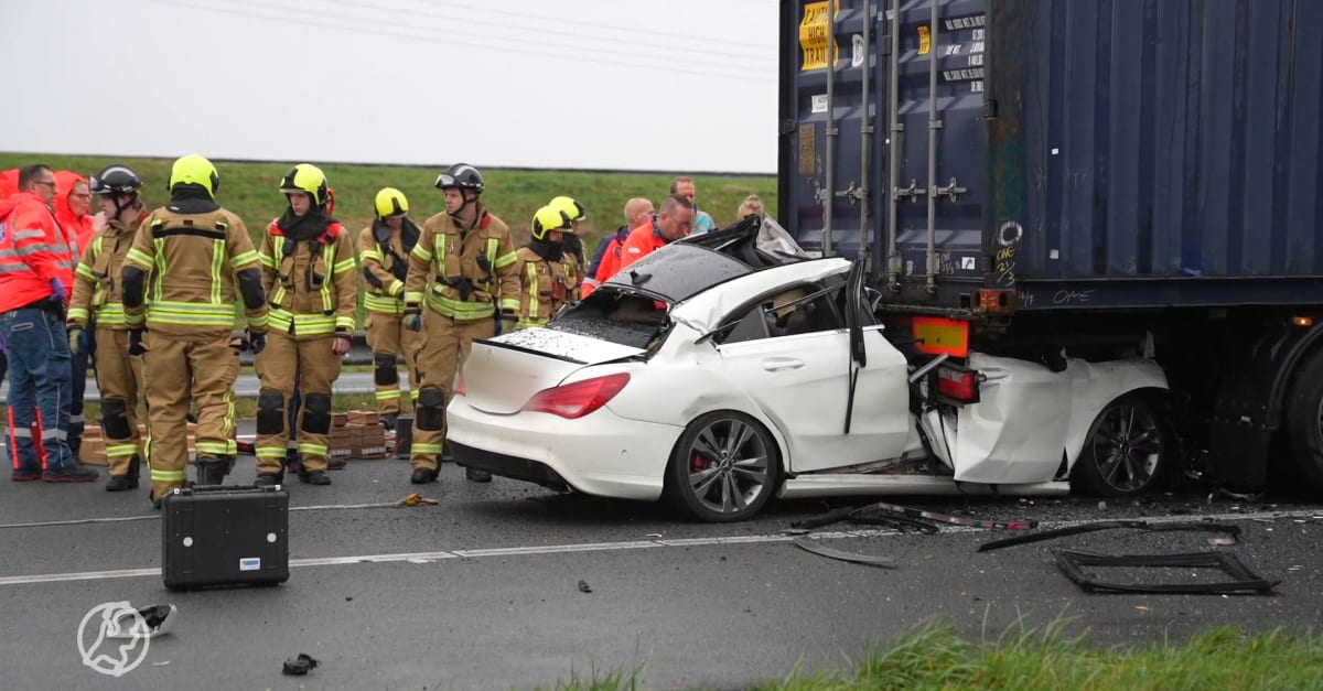 Automobilist overleden na botsing met vrachtwagen op A29 bij Numansdorp