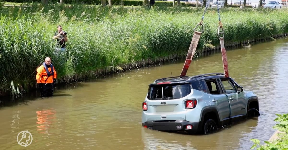 Vrouw belandt met auto in sloot langs Donau in Leidschenveen | Hart van Nederland