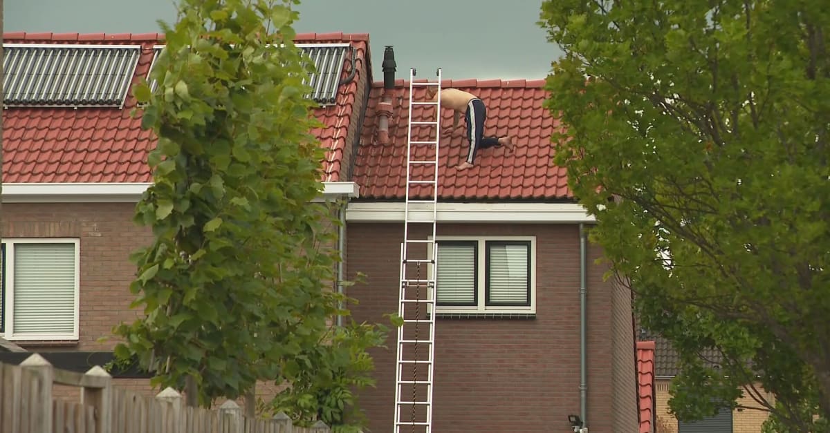 Verwarde man zit op dak in Bunschoten, houdt hulpdiensten vijf uur lang ...