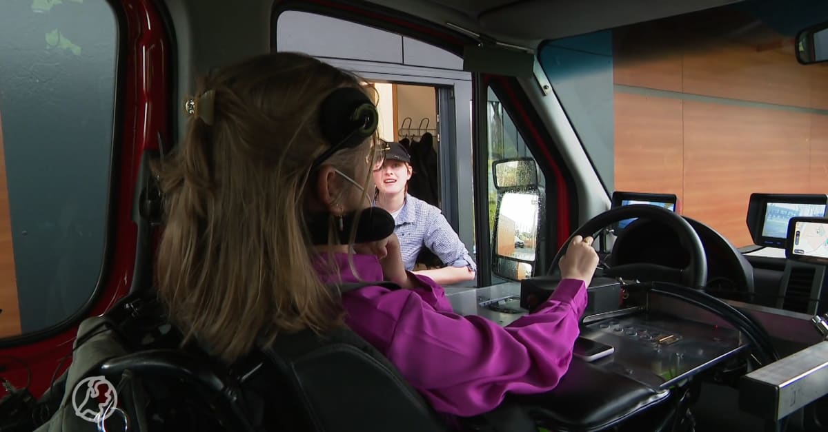 Dena (24) eerste Nederlander die ondanks spierziekte mag autorijden ...