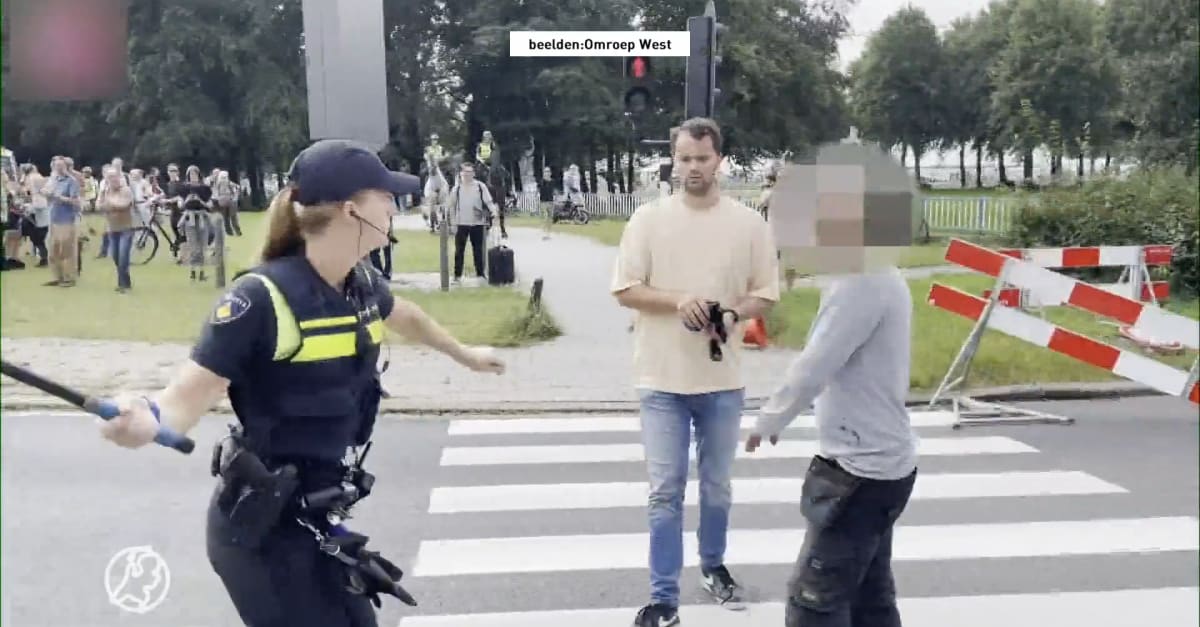 Automobilist slaat verslaggever bij A12-protest en confronteert politie ...