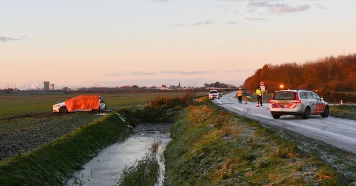 Auto belandt op kop in Zeeuwse sloot, 50-jarige vrouw overleden | Hart van Nederland