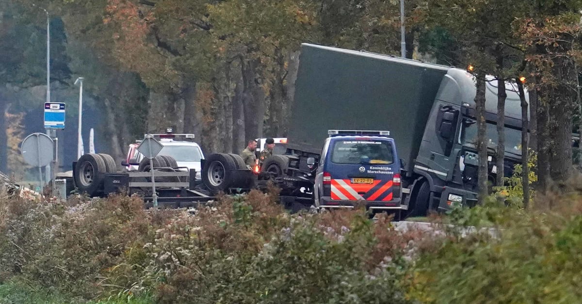 Opruimen munitie gekantelde vrachtwagen van Defensie duurt nog uren ...