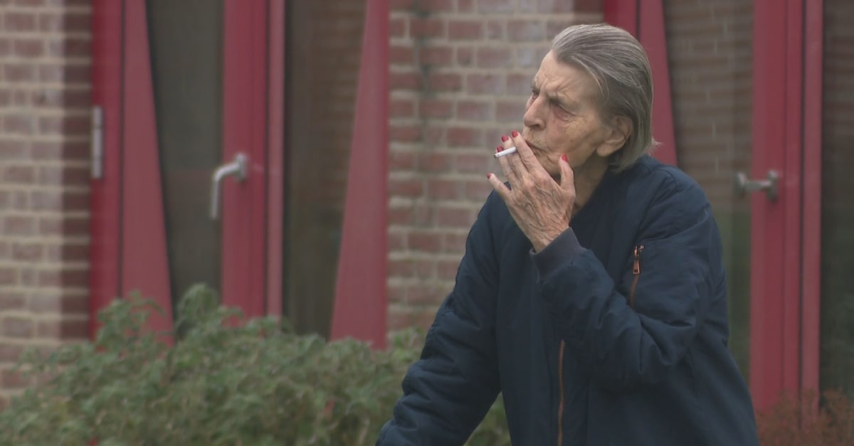 Hilda (83) moet van zorginstelling stoppen met roken, zoon start zaak: 'Laat haar genieten van ...