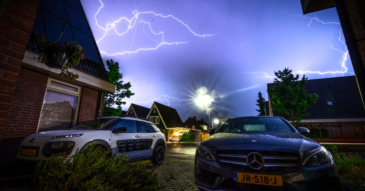 Code geel! Onweersbuien, zware windstoten en hagel trekken over het land | Hart van Nederland