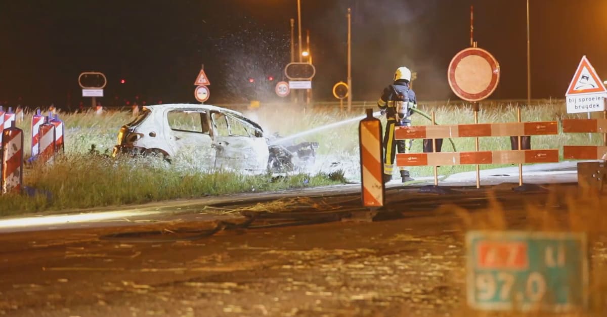 Zwaar ongeluk bij Afsluitdijk: auto vliegt in brand na botsing met pijlwagen | Hart van Nederland