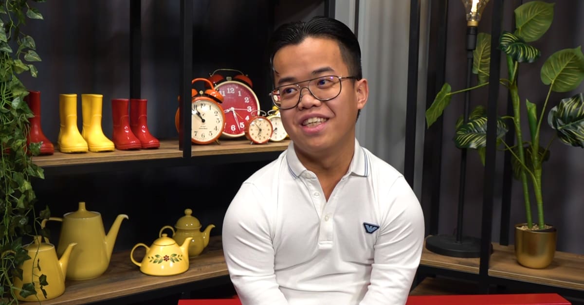 Joey is 1.24 meter en laat zien hoe hij fietst, traploopt en poept ...