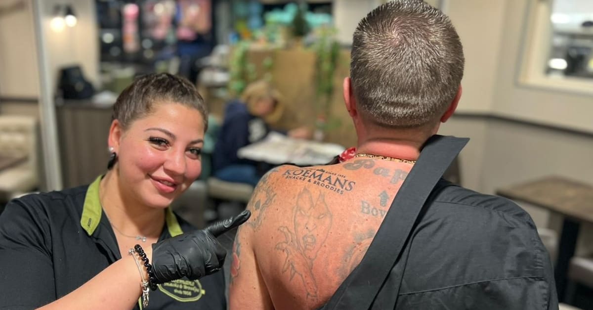 Ricardo zet uit dankbaarheid tattoo van snackbar op rug | Hart van ...