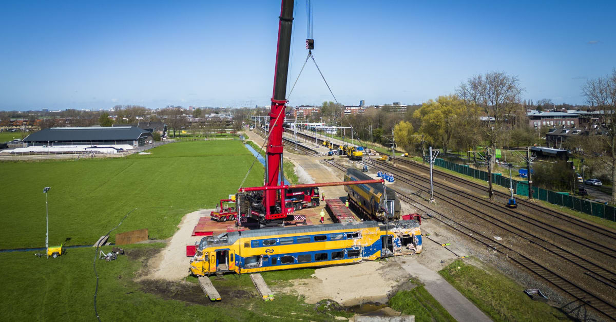 Treinstellen worden uit weiland weggetakeld in Voorschoten | Hart van ...