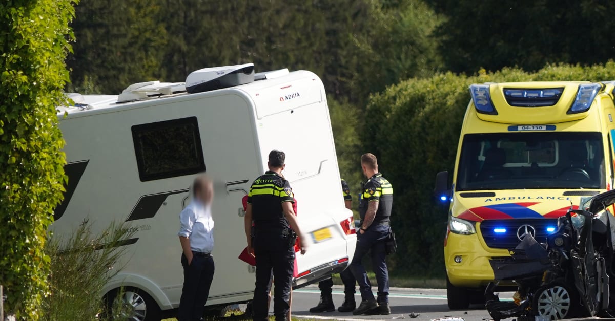 Dode en twee gewonden bij frontale botsing tussen auto en camper op N36 | Hart van Nederland