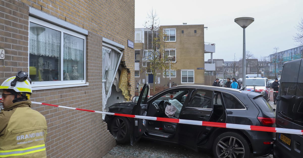 Auto crasht met hoge snelheid tegen gevel van woning in Amsterdam-Noord ...