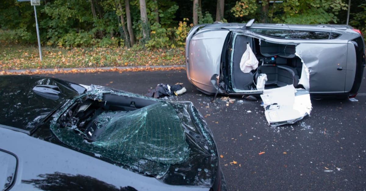 Auto vliegt door lucht na botsing en stort op Raymonds auto: 'Die Polo ...