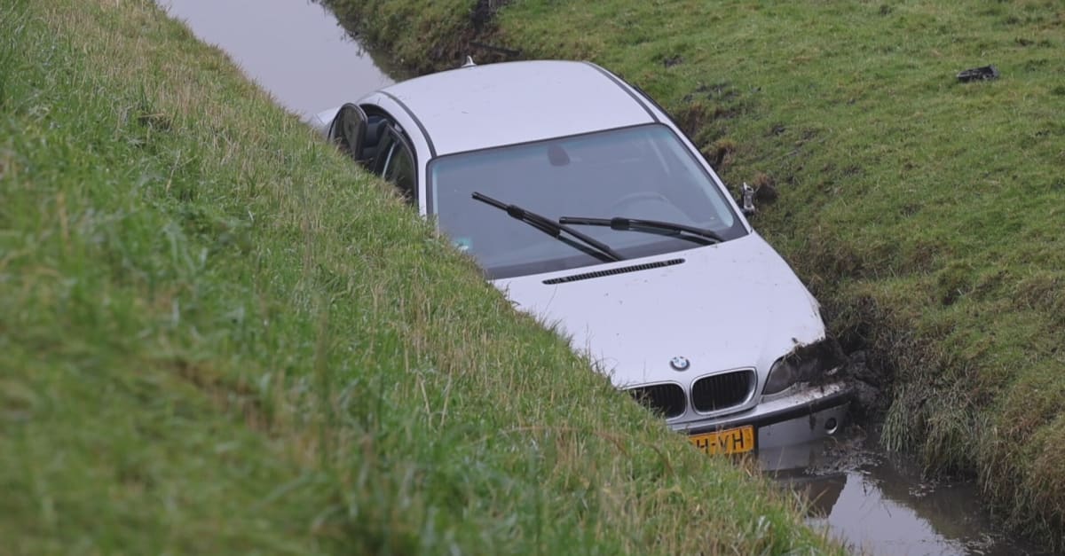 Bestuurder zonder rijbewijs verliest macht over het stuur en belandt in sloot | Hart van Nederland