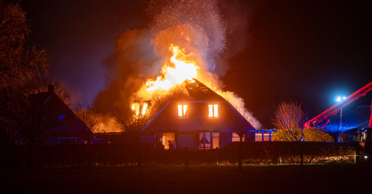 Buren en eigenaren redden tientallen paarden van vuurzee in Olst | Hart ...