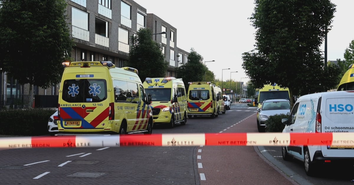 Agent en meerdere mensen gewond bij steekpartij in woning Hoofddorp ...