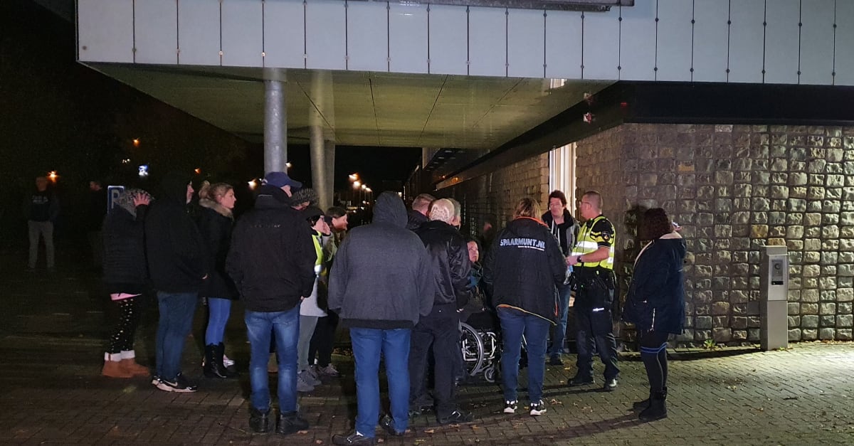 Tientallen demonstranten bij politiebureau om Jan Huzen vrij te krijgen ...
