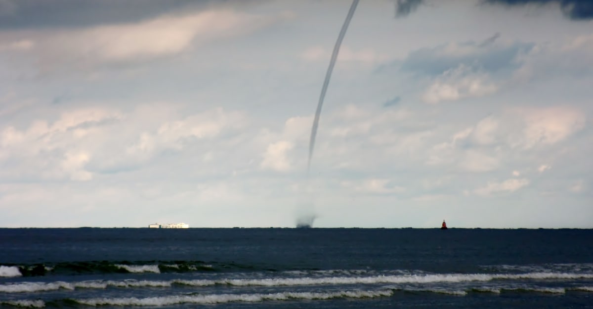 ZIEN: Gigantische waterhozen boven IJsselmeer | Hart van Nederland