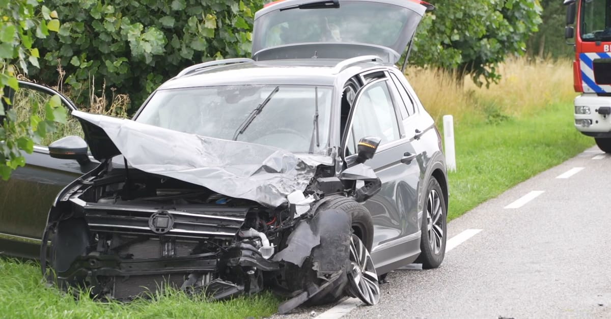 Drie personen waarvan 1 kind naar het ziekenhuis na frontale botsing ...