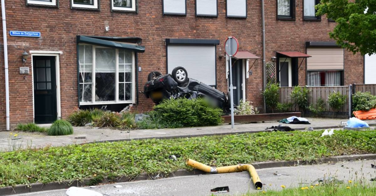 Auto slaat over de kop en vliegt door gevel van woning in Terneuzen ...