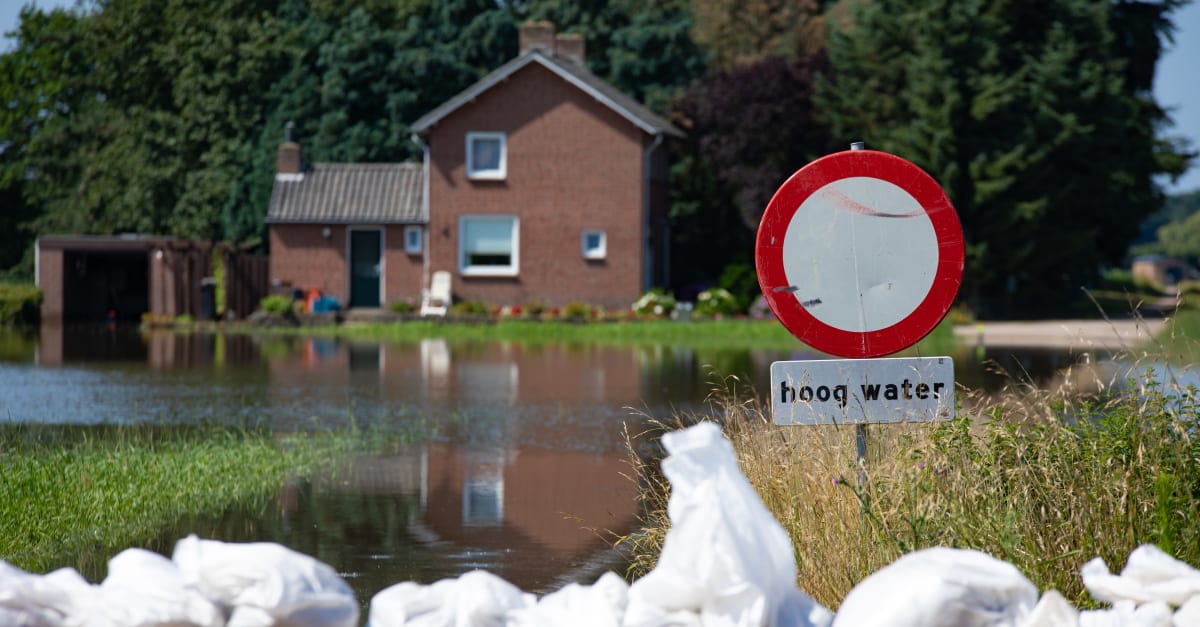 Wat te doen bij wateroverlast: 'Stop een theedoek in je afvoer' | Hart ...