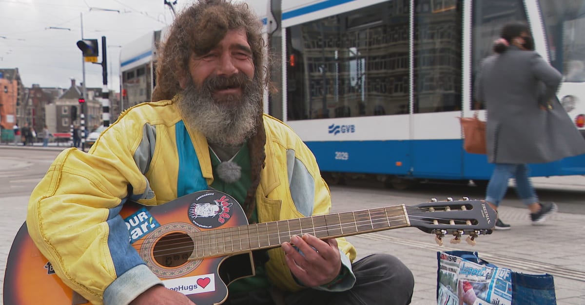 Zwerver Thomas (52) treedt als muzikant op in DeLaMar-theater | Hart ...