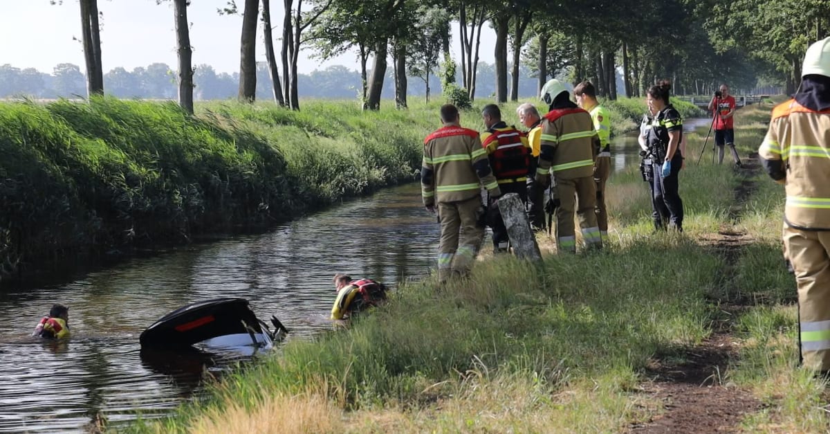 Auto rijdt water in bij Brabants dorp, bestuurder komt om het leven ...