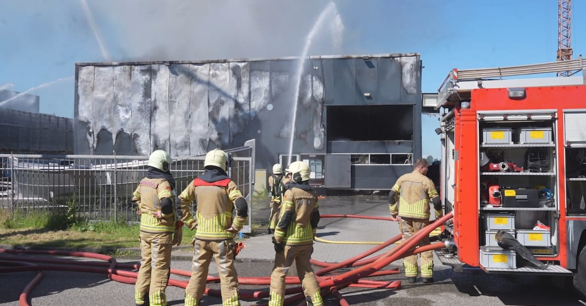 Brandweer nog uren bezig met blussen van grote brand in Steenwijk ...