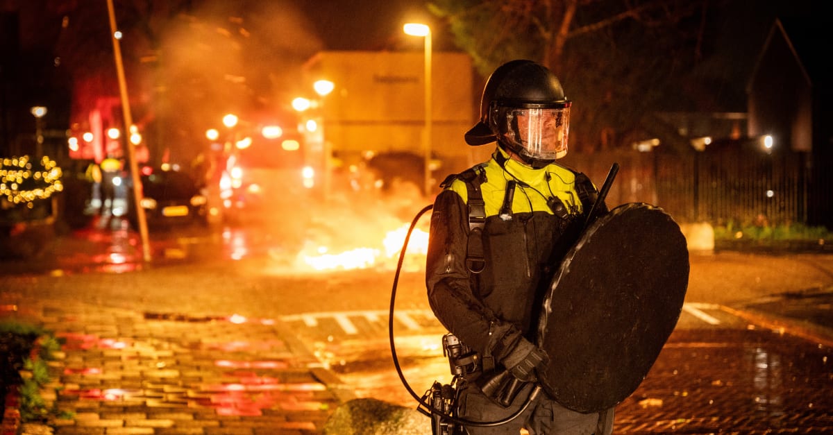 Veel geweld in heftige nieuwjaarsnacht: tientallen hulpverleners gewond | Hart van Nederland