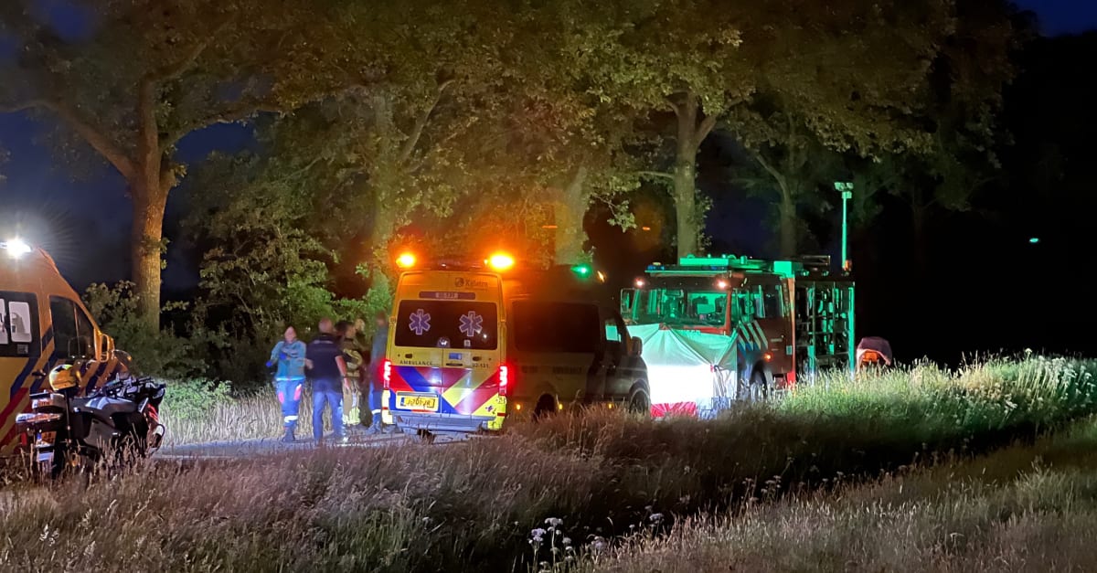 Jongen (17) komt om bij auto-ongeluk in Friesland, 18-jarige raakt zwaargewond | Hart van Nederland