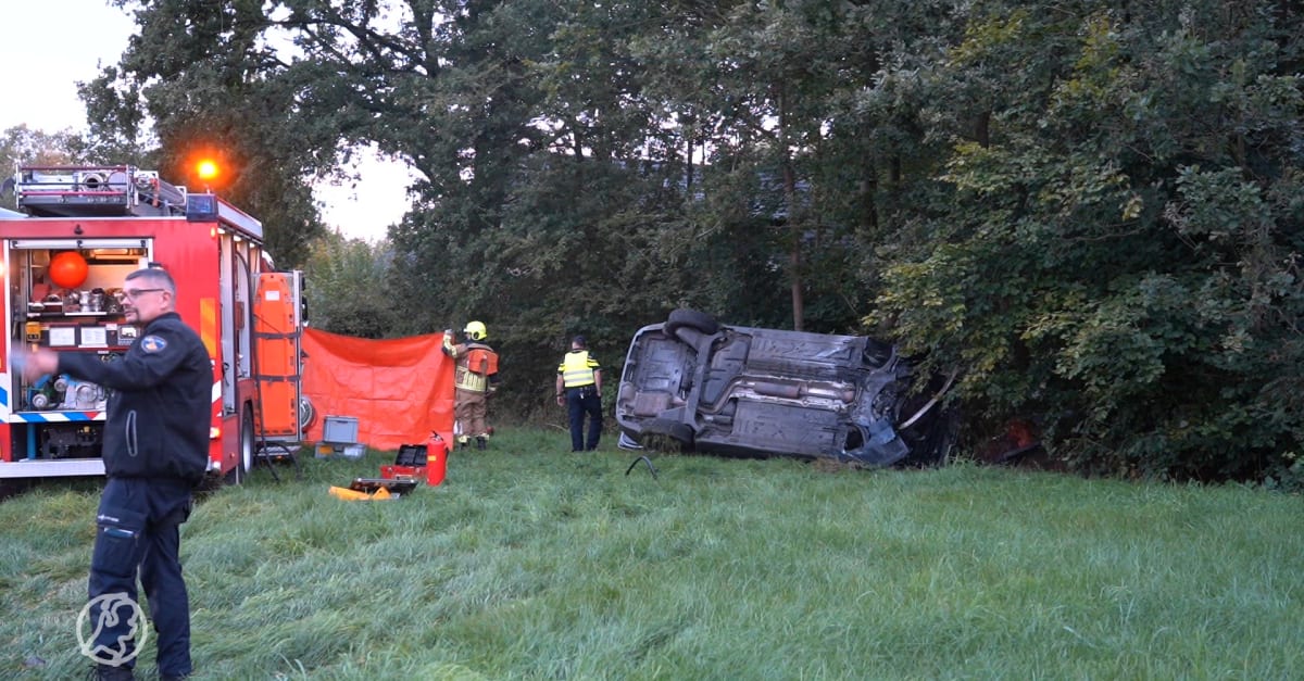 Auto vliegt in brand na crash in weiland, omstanders blussen vuur ...