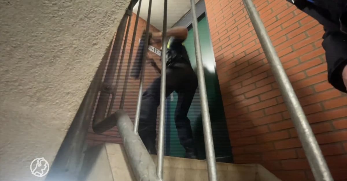 ZIEN: Arrestatieteam valt met veel bombarie (en een stormram) woning ...