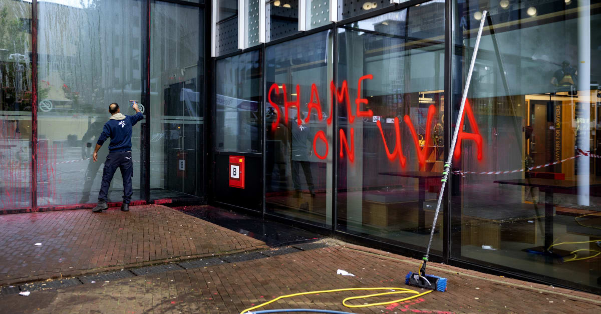 Ingang Roeterseilandcampus UvA besmeurd met rode verf | Hart van Nederland