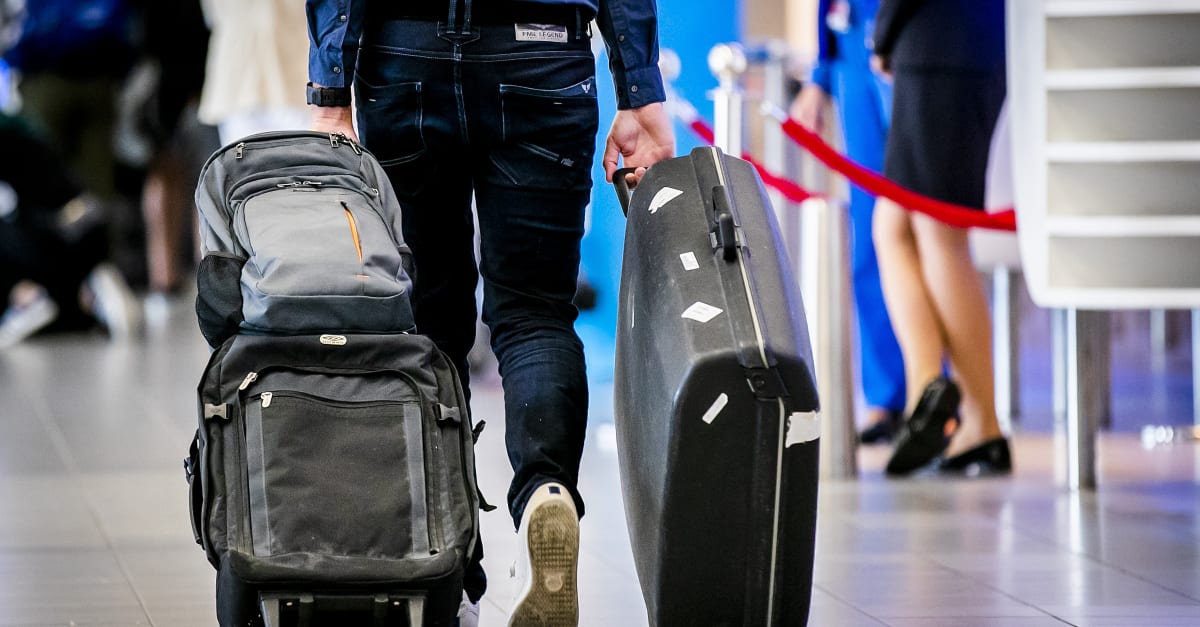 Ryanair-medewerkers krijgen bonus als ze passagiers met te zware koffer ...