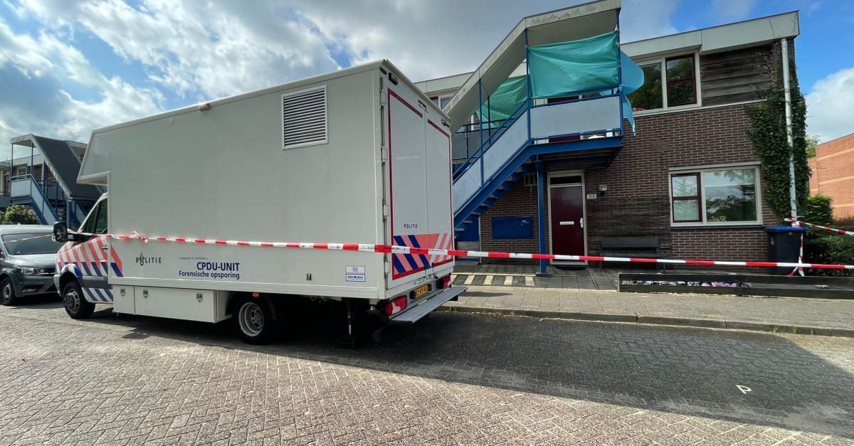 Overleden vrouw (53) gevonden in woning Huizen, Amsterdammer (36) meldt zich bij politie | Hart ...