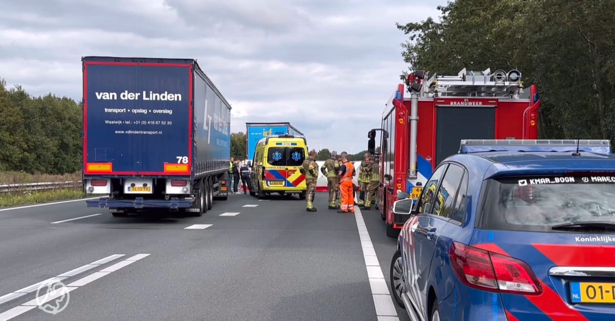 Dode door ongeluk tussen vrachtwagen en auto op A1 in Overijssel