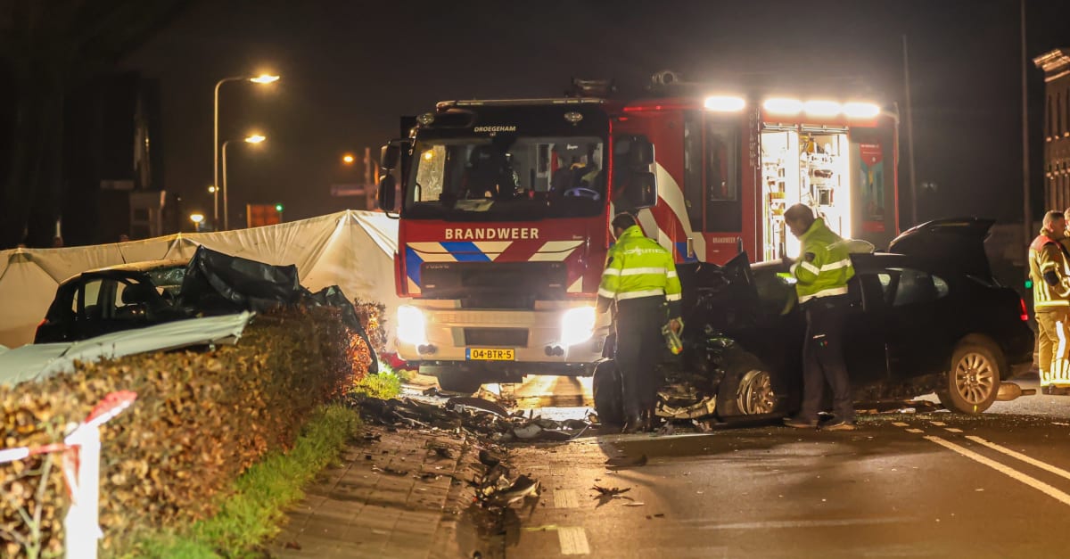 Meerdere mensen ernstig gewond door frontale botsing in Fries dorp ...