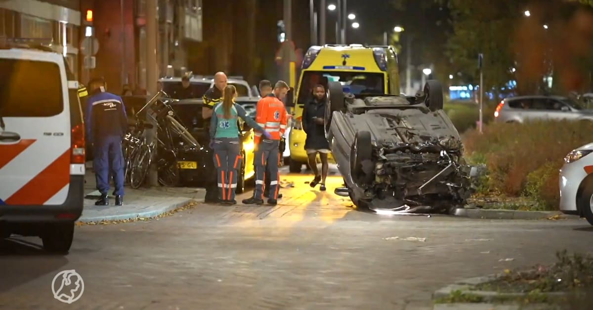 Auto vliegt over de kop in Rotterdam, slachtoffers kruipen uit wrak en ...