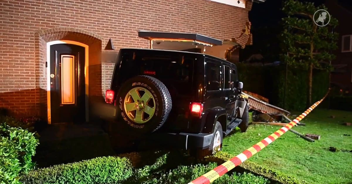 Jeep ramt gevel van woning in Budel, huis voorlopig onbewoonbaar | Hart ...