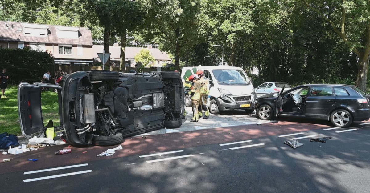 Meerdere gewonden bij ernstig ongeluk tussen drie auto's in Tilburg | Hart van Nederland