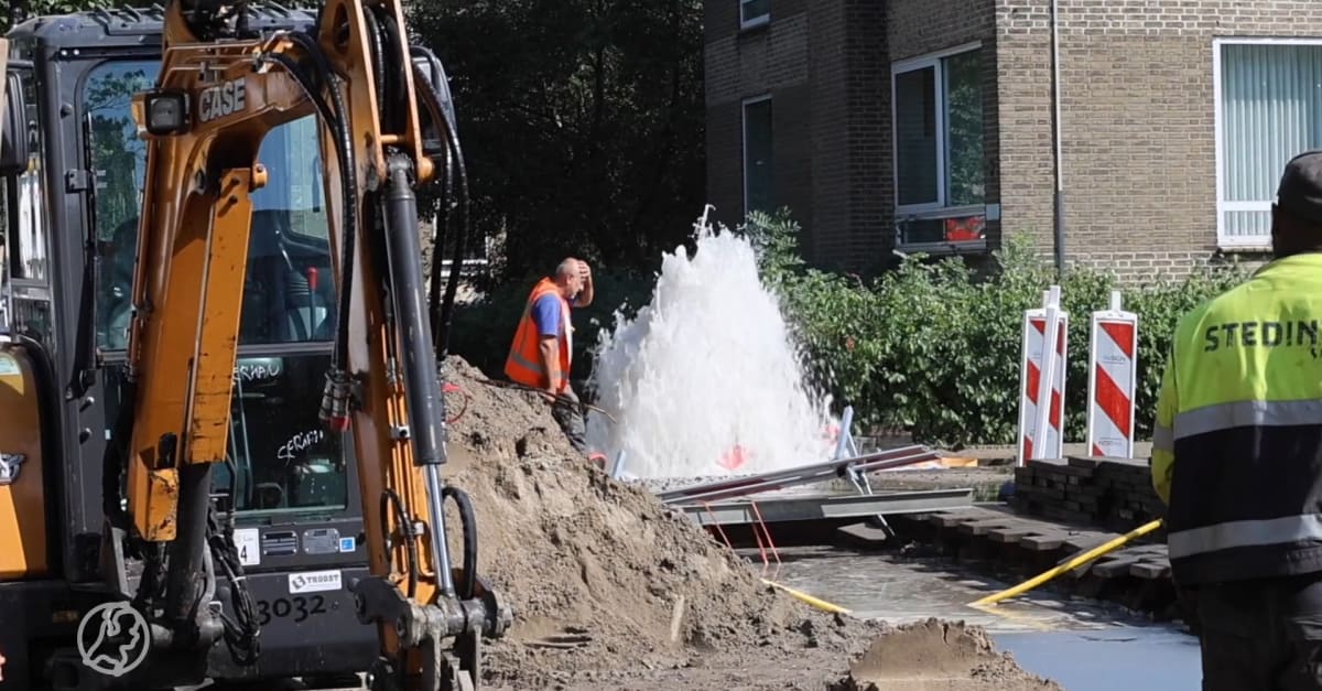Water spuit meter omhoog de straat op, leiding geraakt tijdens ...